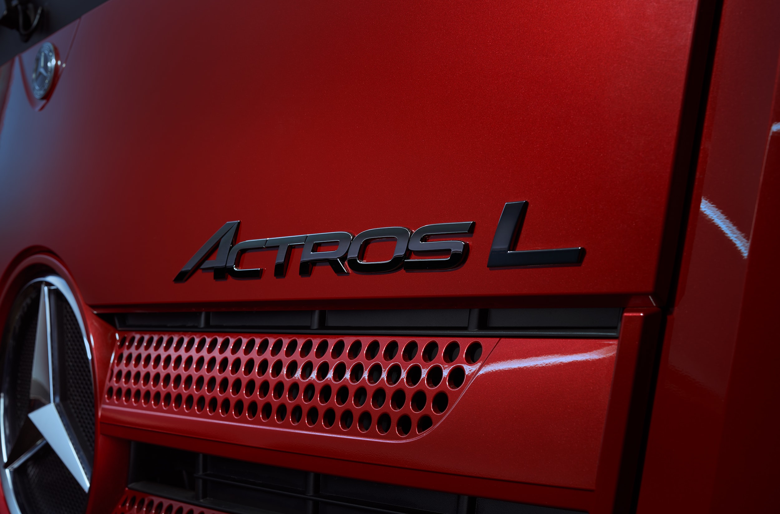 In the night with Mercedes Benz Actros L - johannes kuehn photography ...